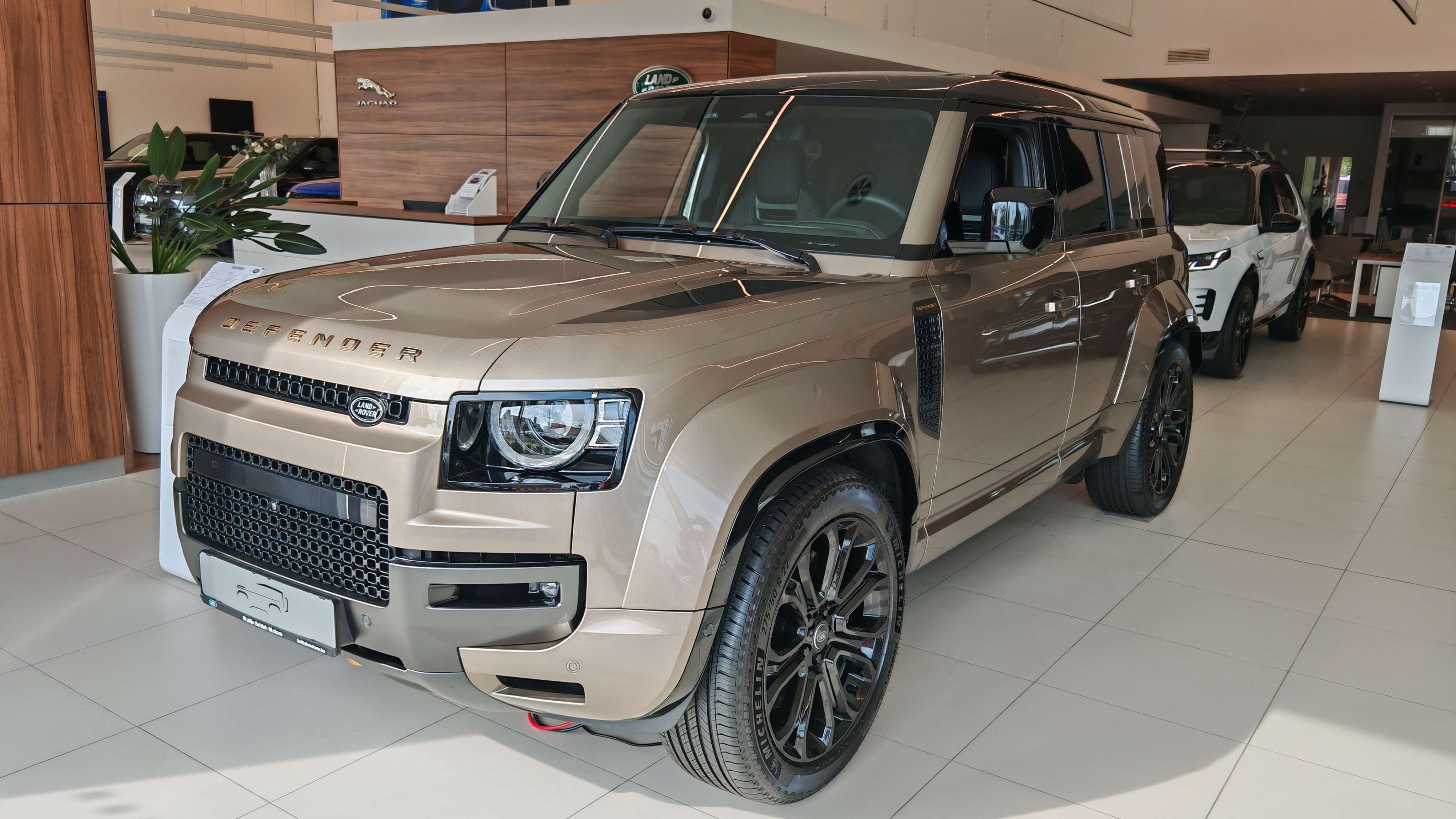 Eladó Land Rover Defender - Defender 110 | P635 Octa Aut., 5 ajtó, 8 ...